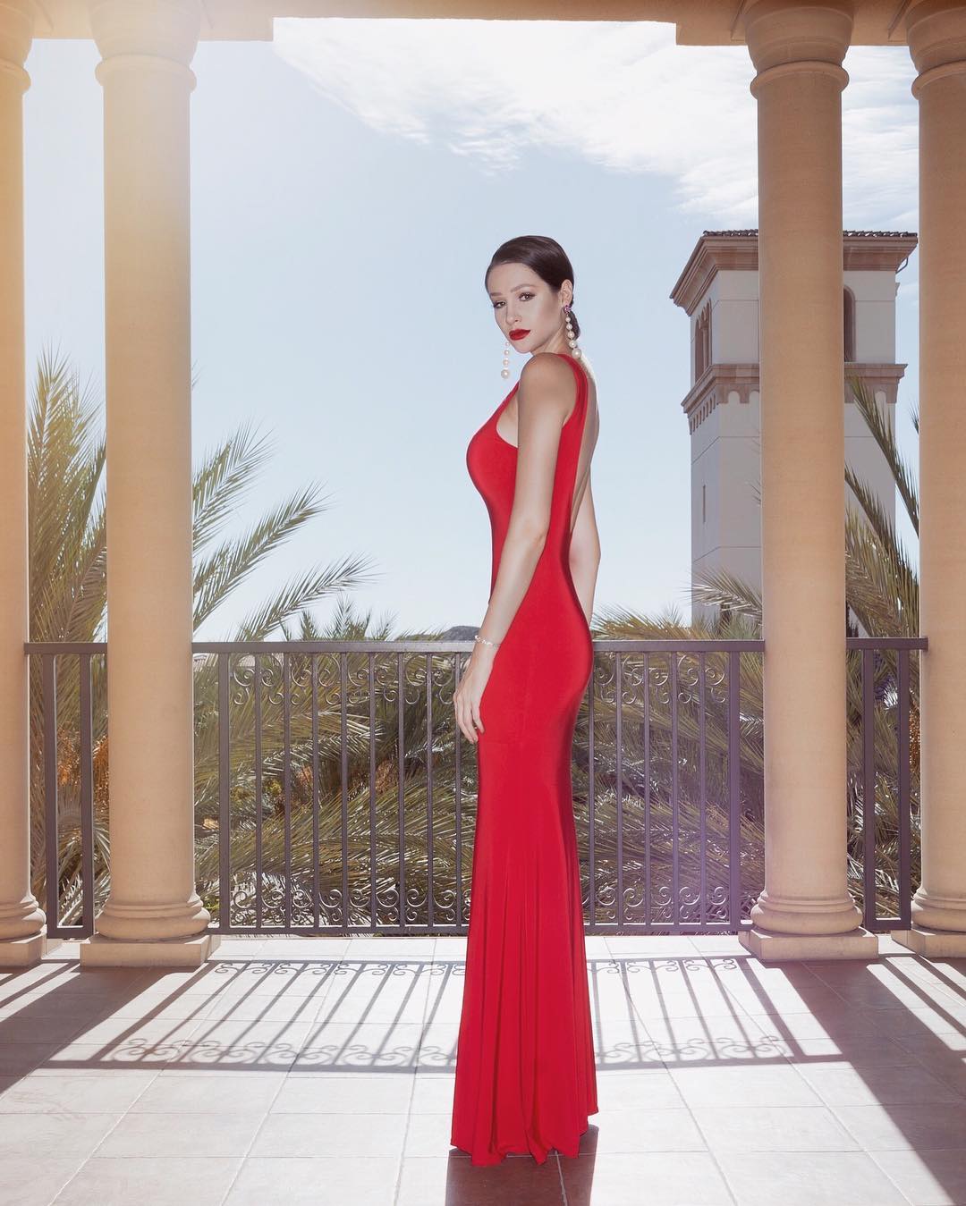 Classy red dress | Scrolller