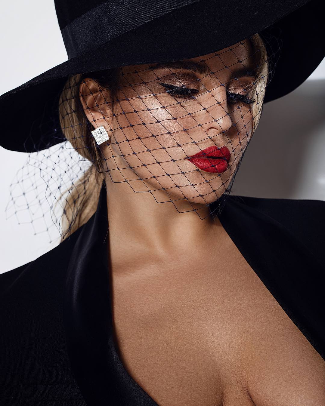 Classy Red Lips | Scrolller