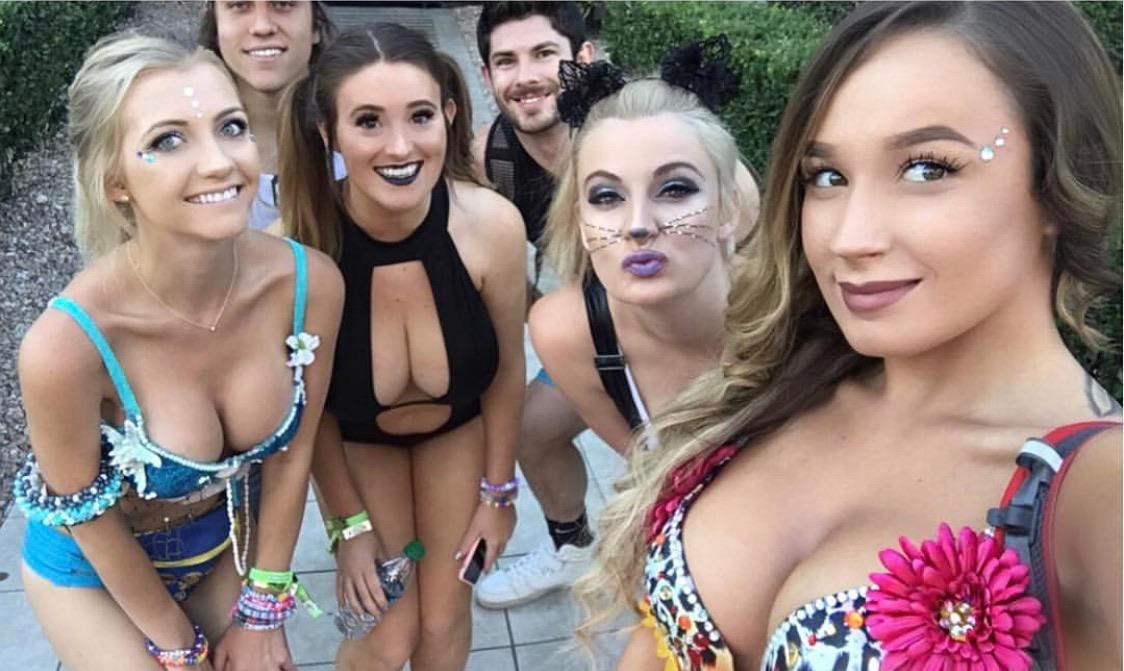 Cleavage | Scrolller