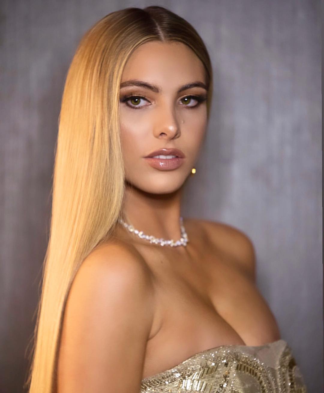 Cleavage | Scrolller