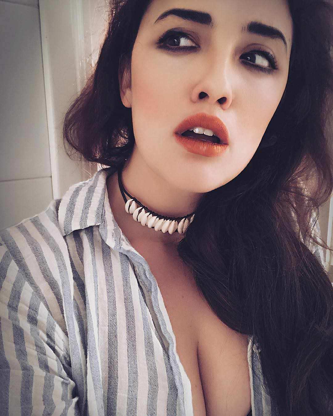 Cleavage and red lips | Scrolller