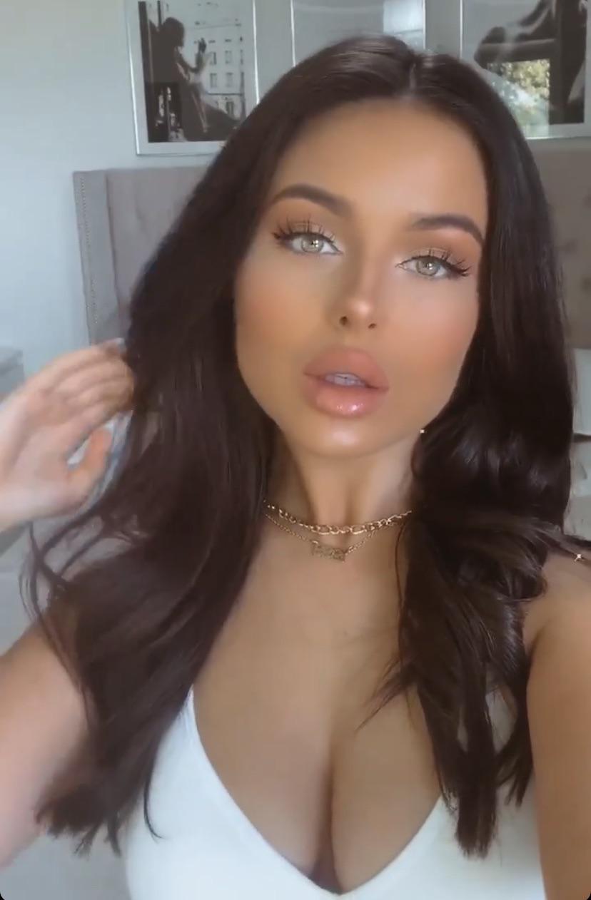 Cleavage | Scrolller