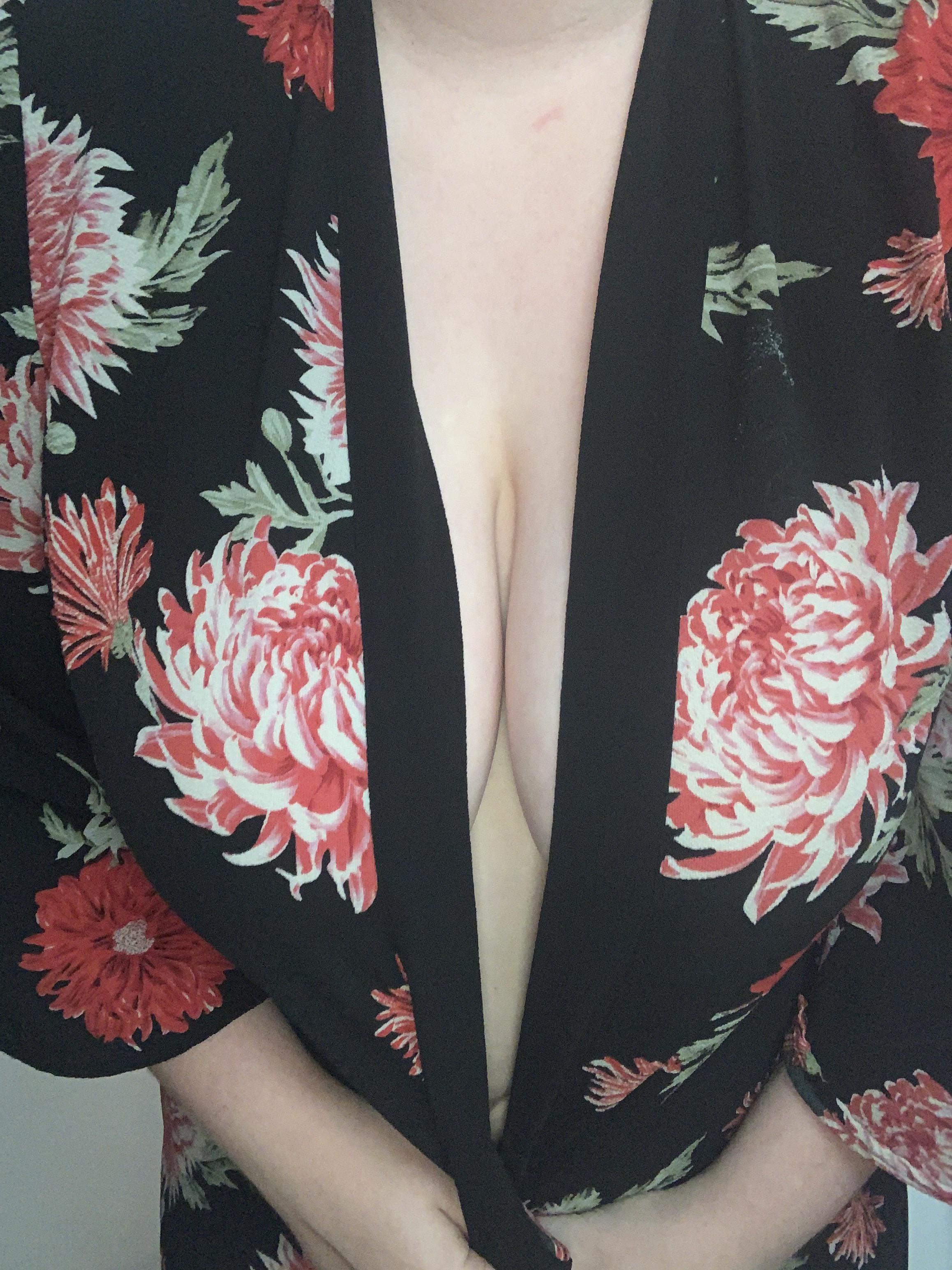 Cleavage? Nope, never heard of it.. | Scrolller