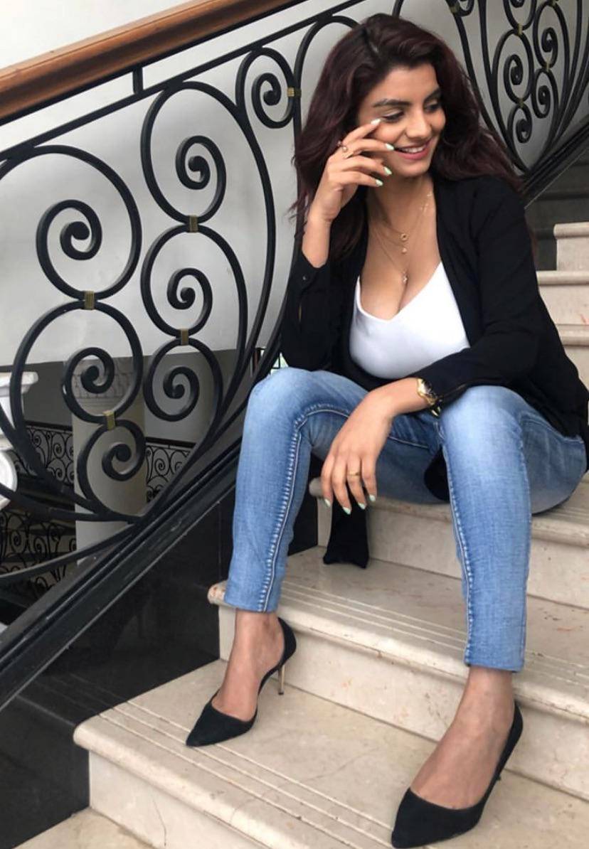 Cleavage on steps | Scrolller