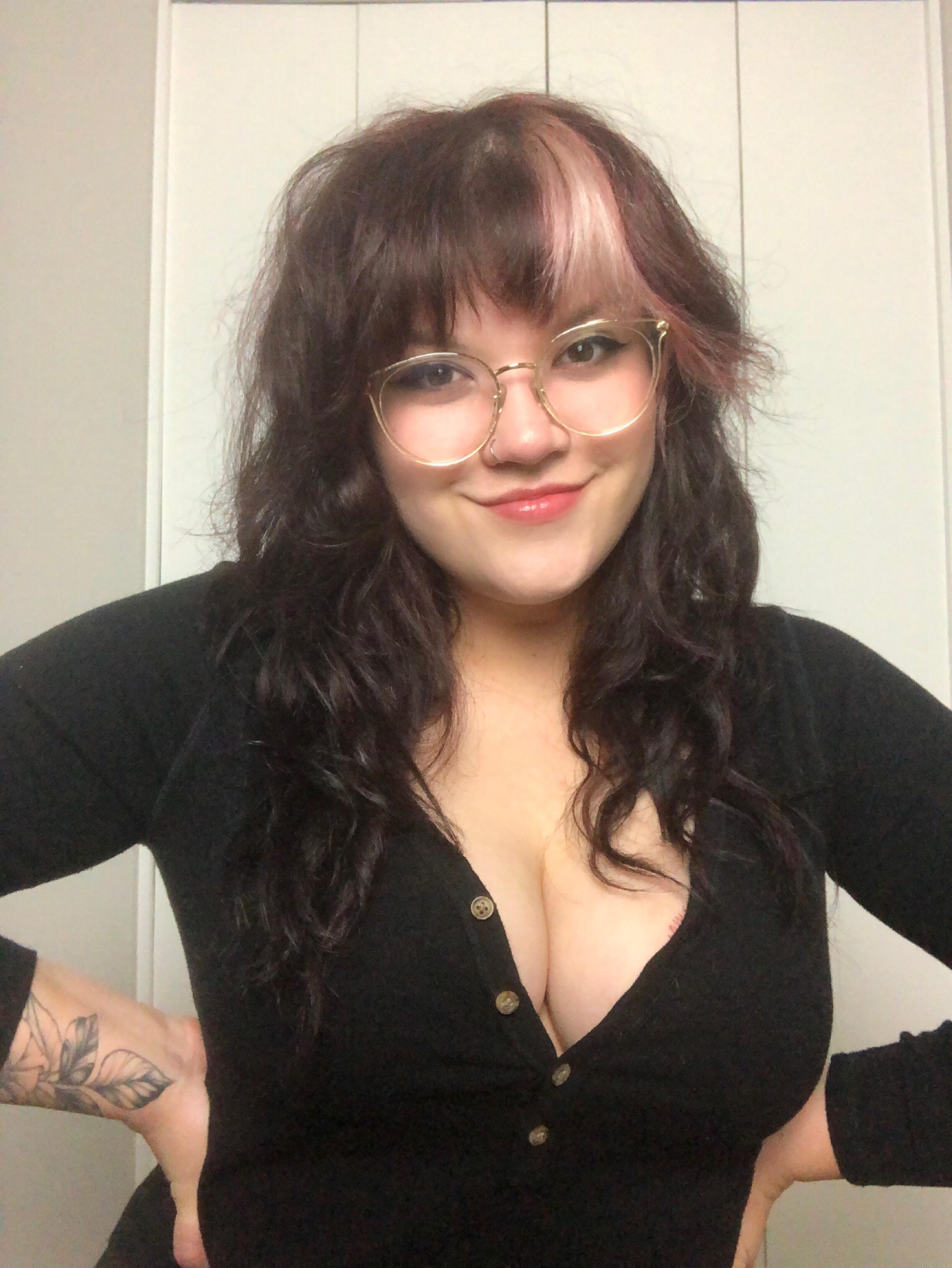 cleavage peeking out on a regular day 👀🖤 | Scrolller