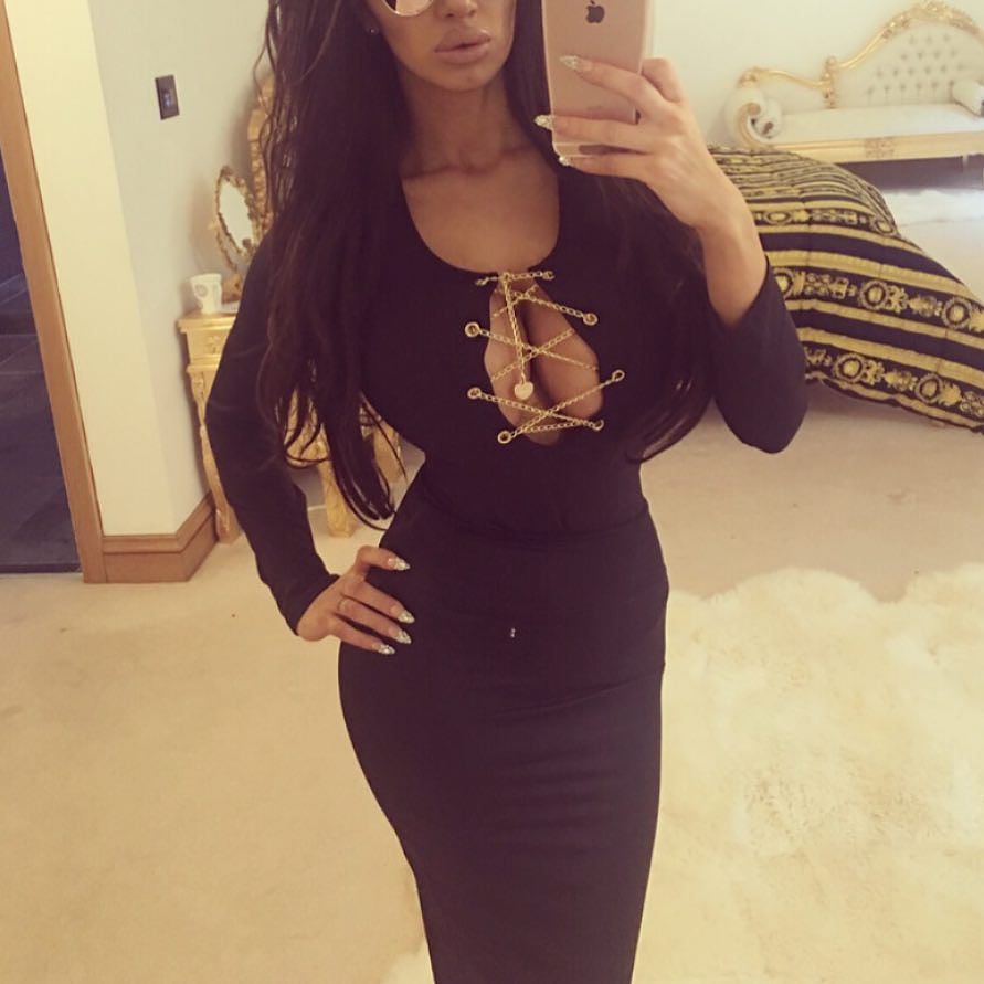 Cleavage selfie | Scrolller