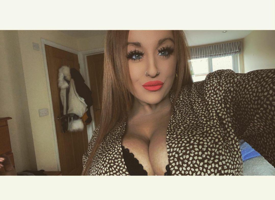 Cleavage tease | Scrolller