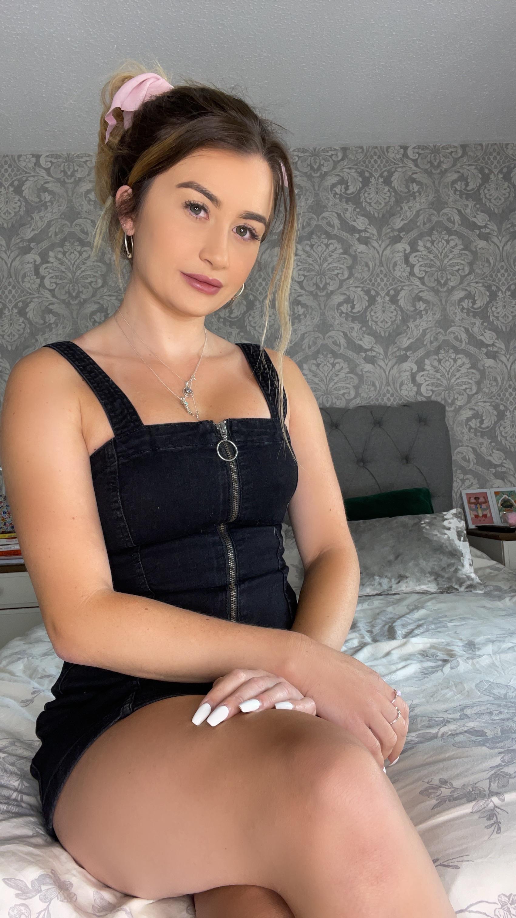 Clothed cutie with a peachy booty | Scrolller