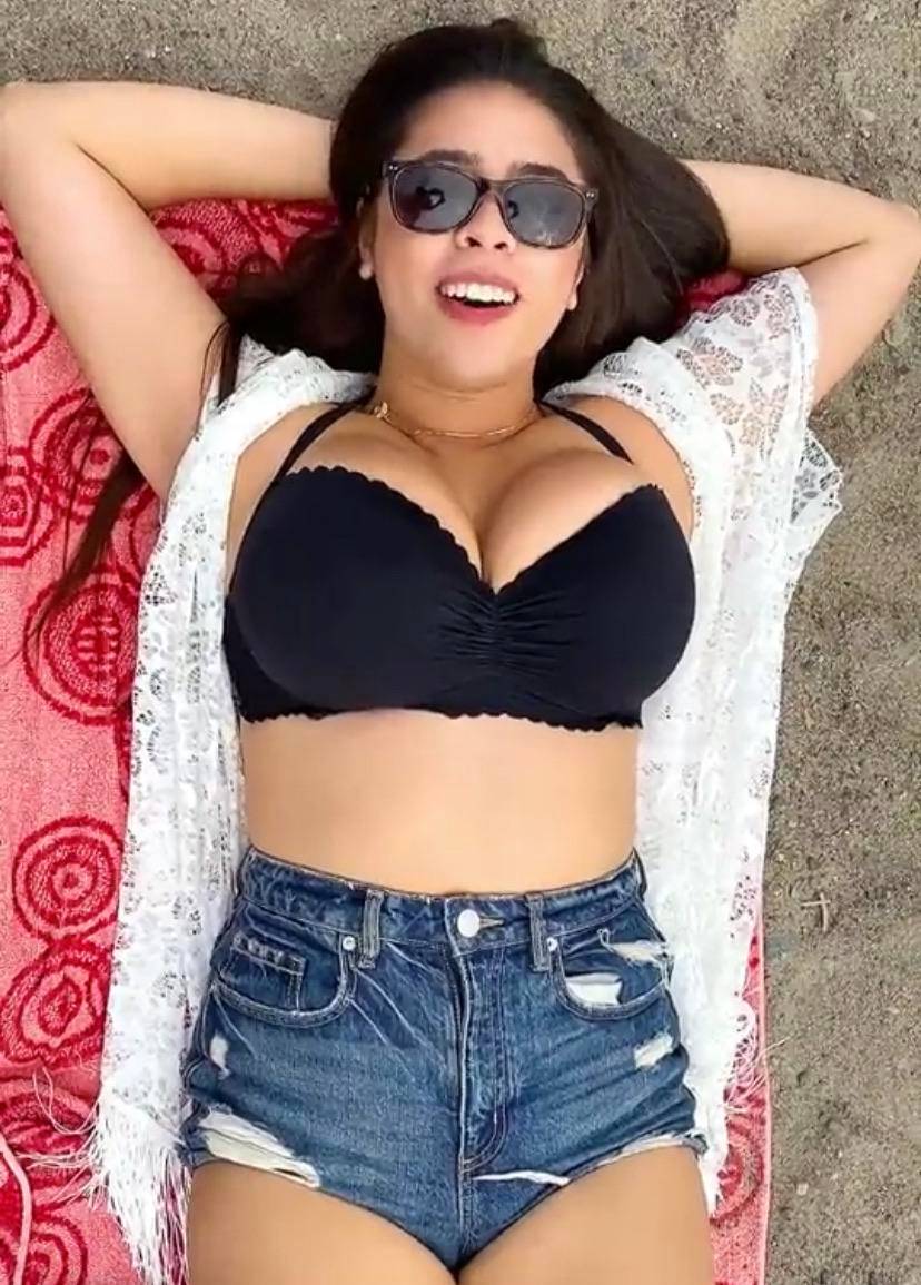 Clover model | Scrolller