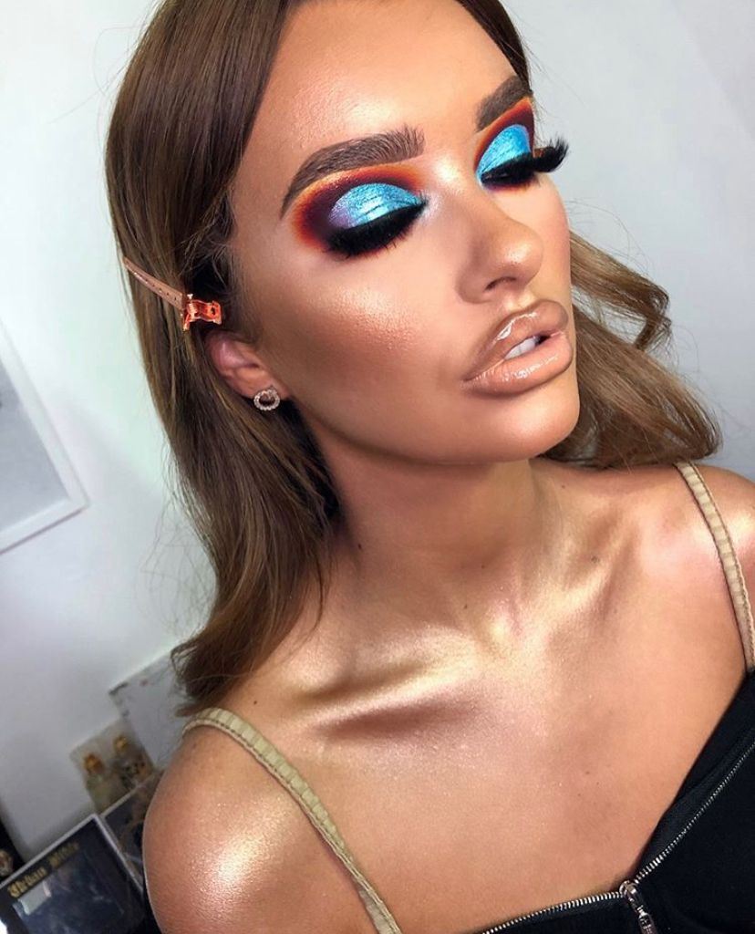 Collar bone like a gold statue | Scrolller