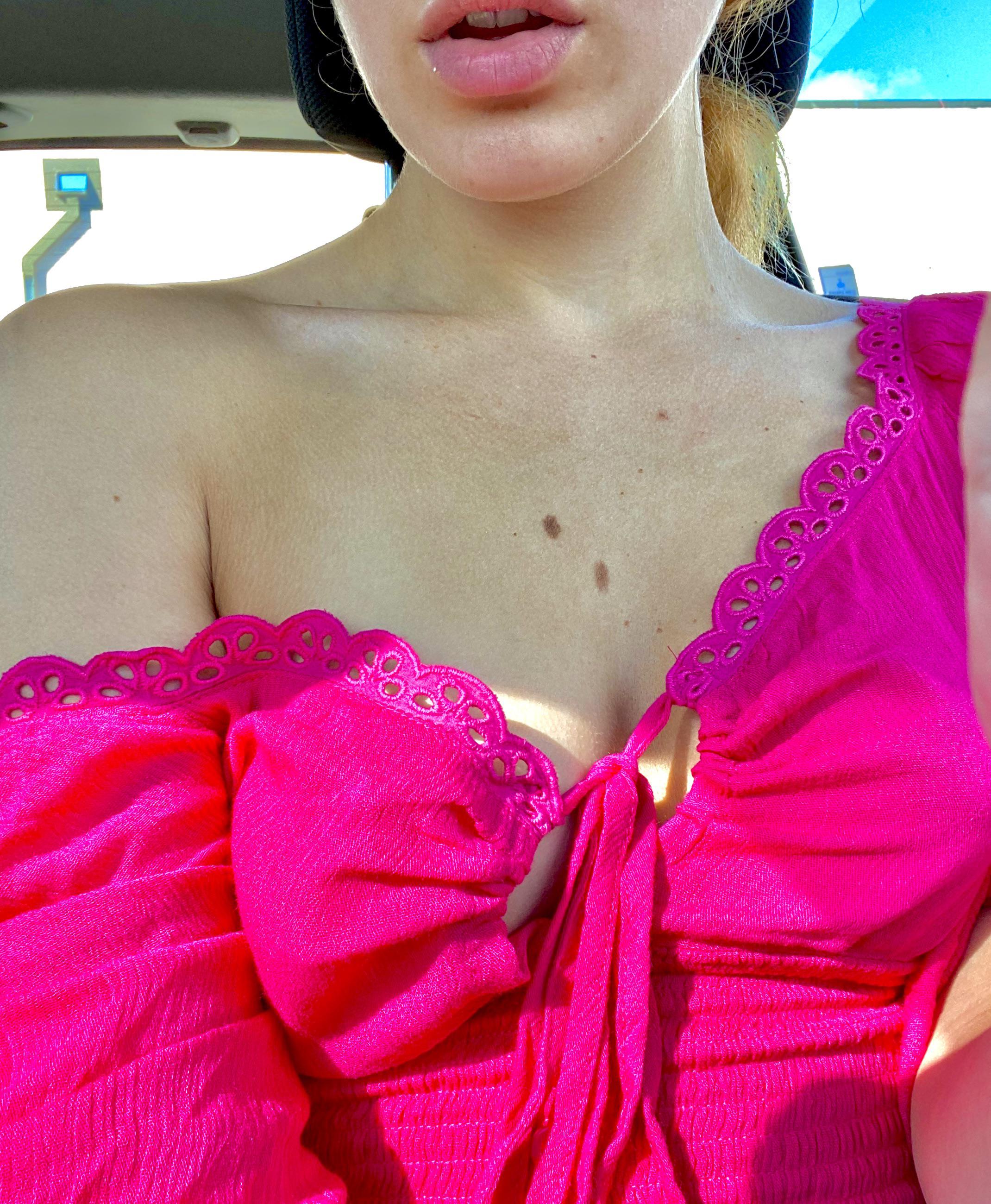 Collarbone and cleavage💗 | Scrolller