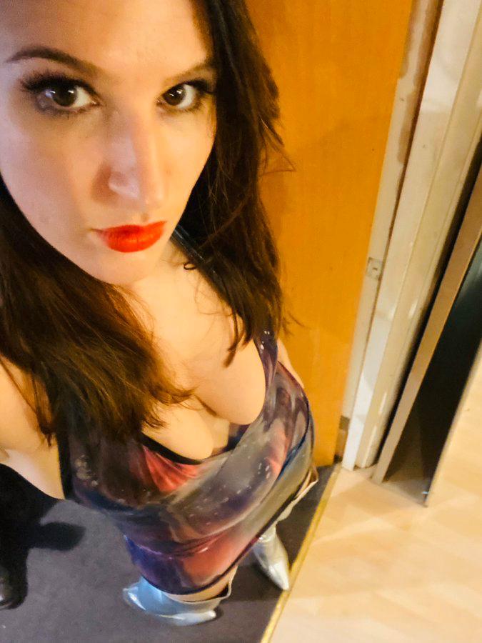 Come let me own you and the spank the hell out of you kik goddessarahh | Scrolller