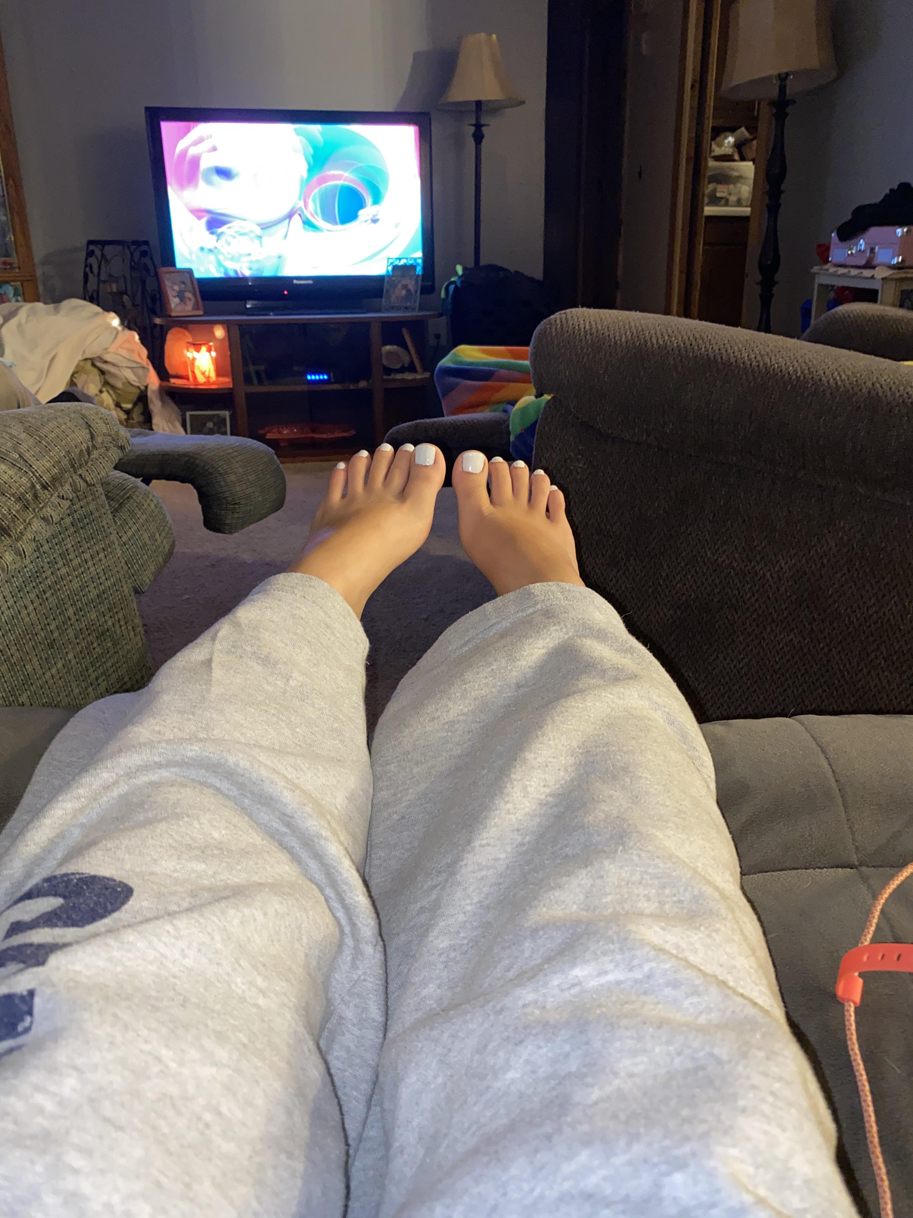 Come rub my feet while I relax | Scrolller