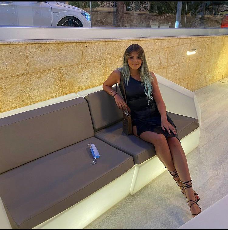 Come sit | Scrolller