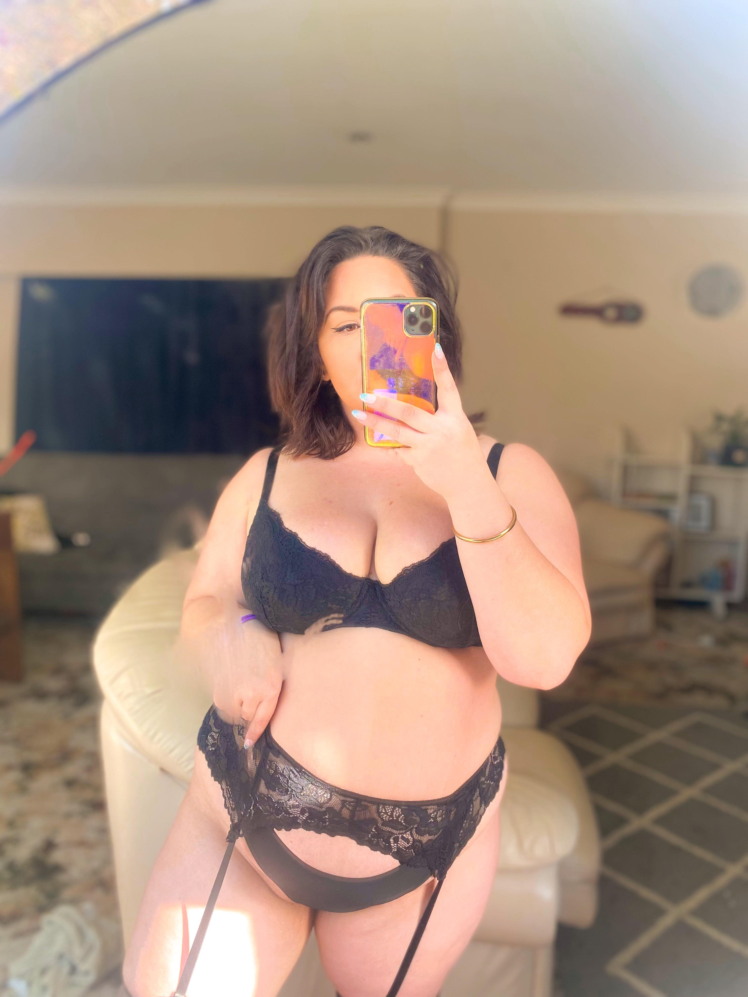 come squeeze my soft body?😇 | Scrolller
