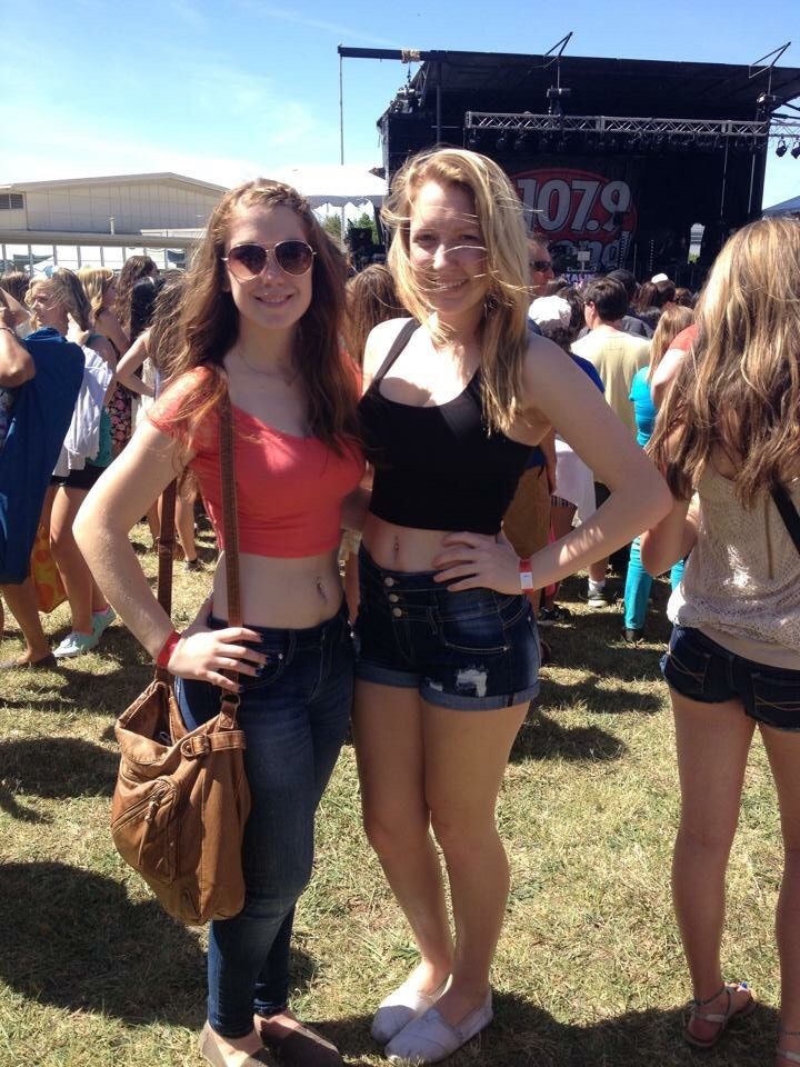 Concert girls | Scrolller