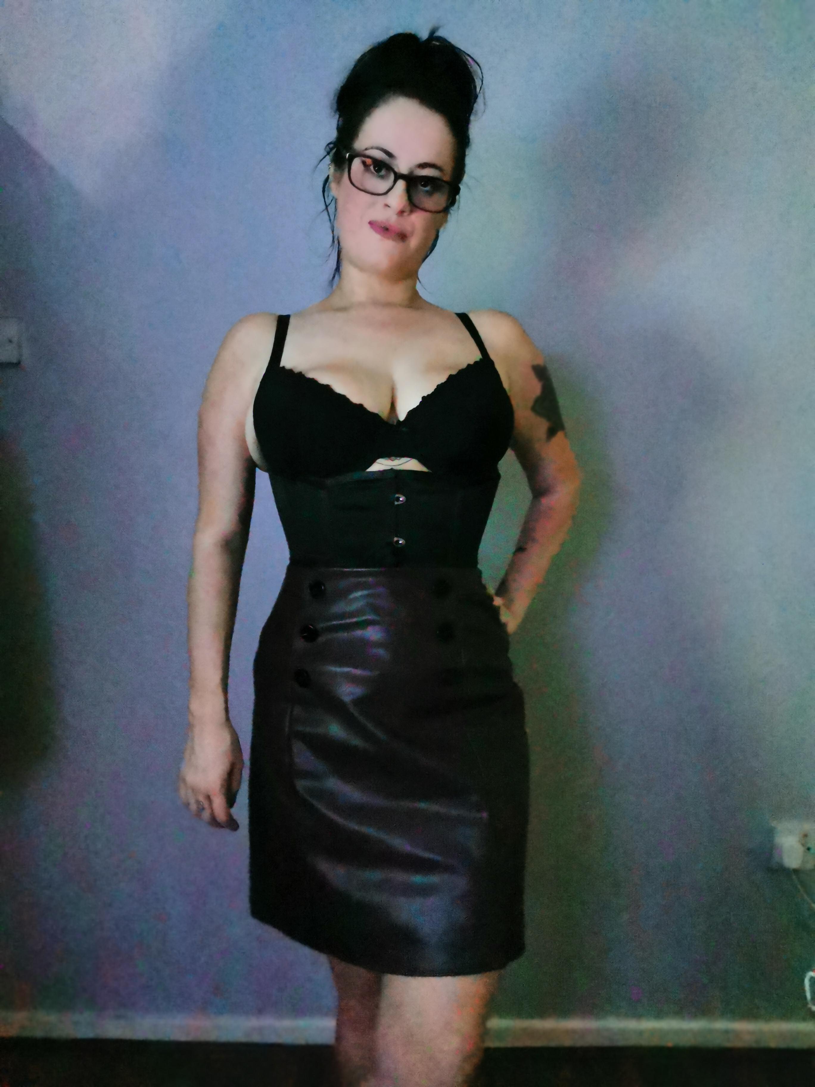 Corsets Always Look Better With Leather 😉 Scrolller