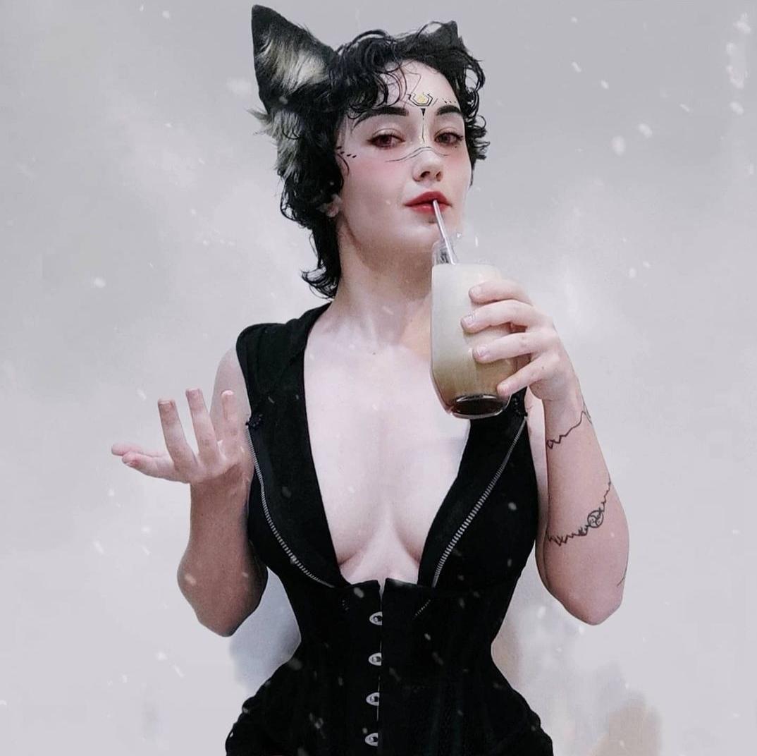 Corsets, cleavage & chocolate ️🍫 | Scrolller