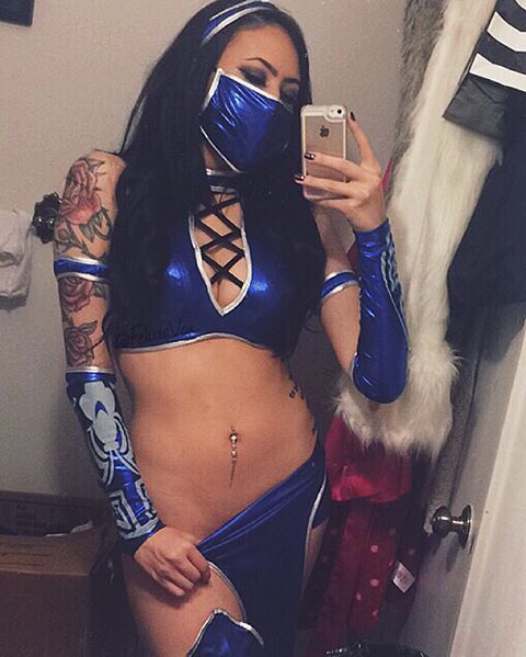 Cosplaying as Kitana from Mortal Kombat | Scrolller