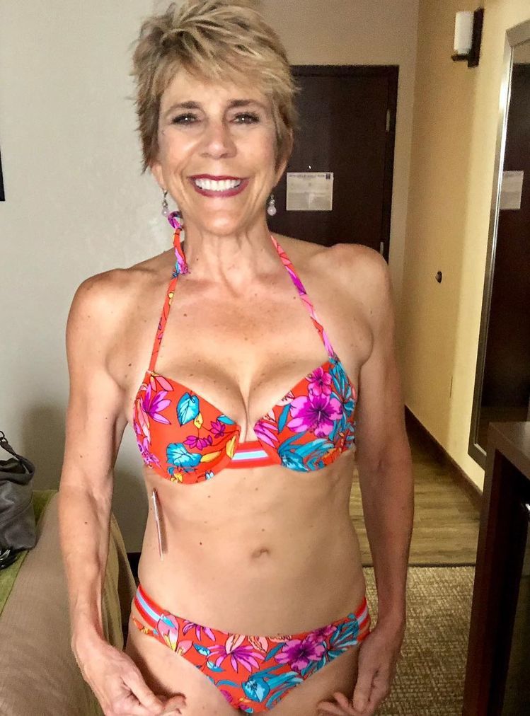 Cougar In Bikini Scrolller