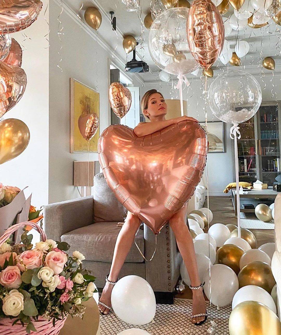 Covering up with a big balloon | Scrolller