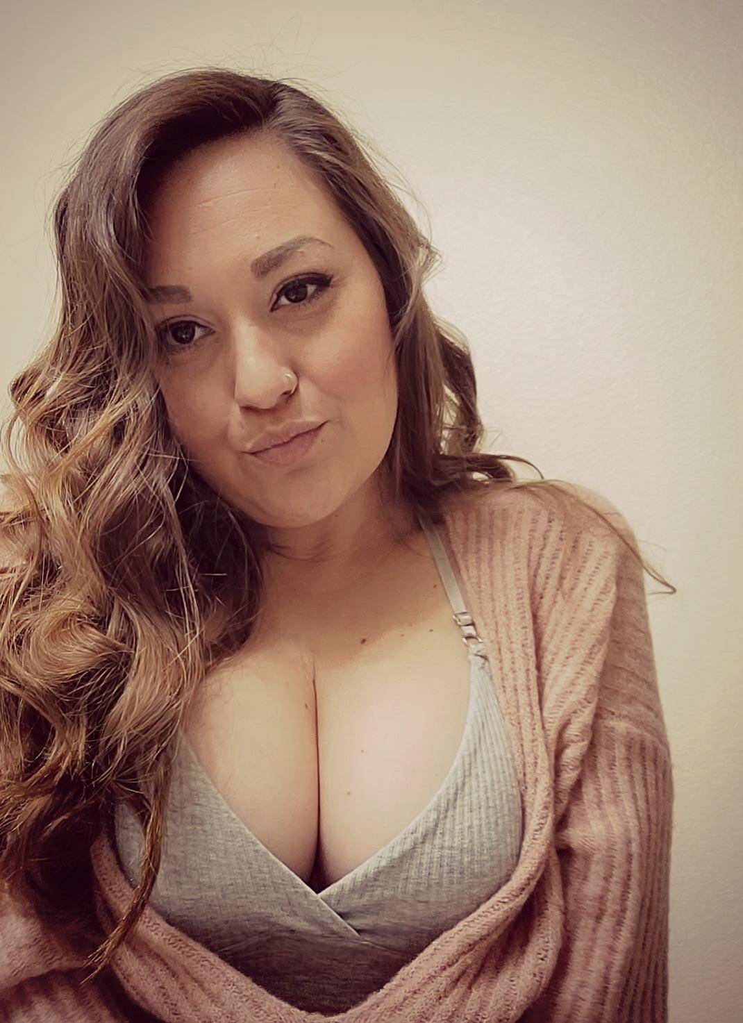 Cozy cleavage shot | Scrolller