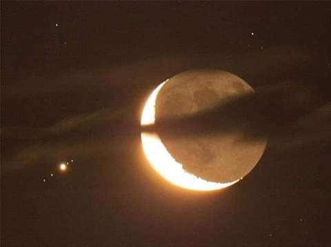 Crescent moon, Jupiter and four of its moons | Scrolller