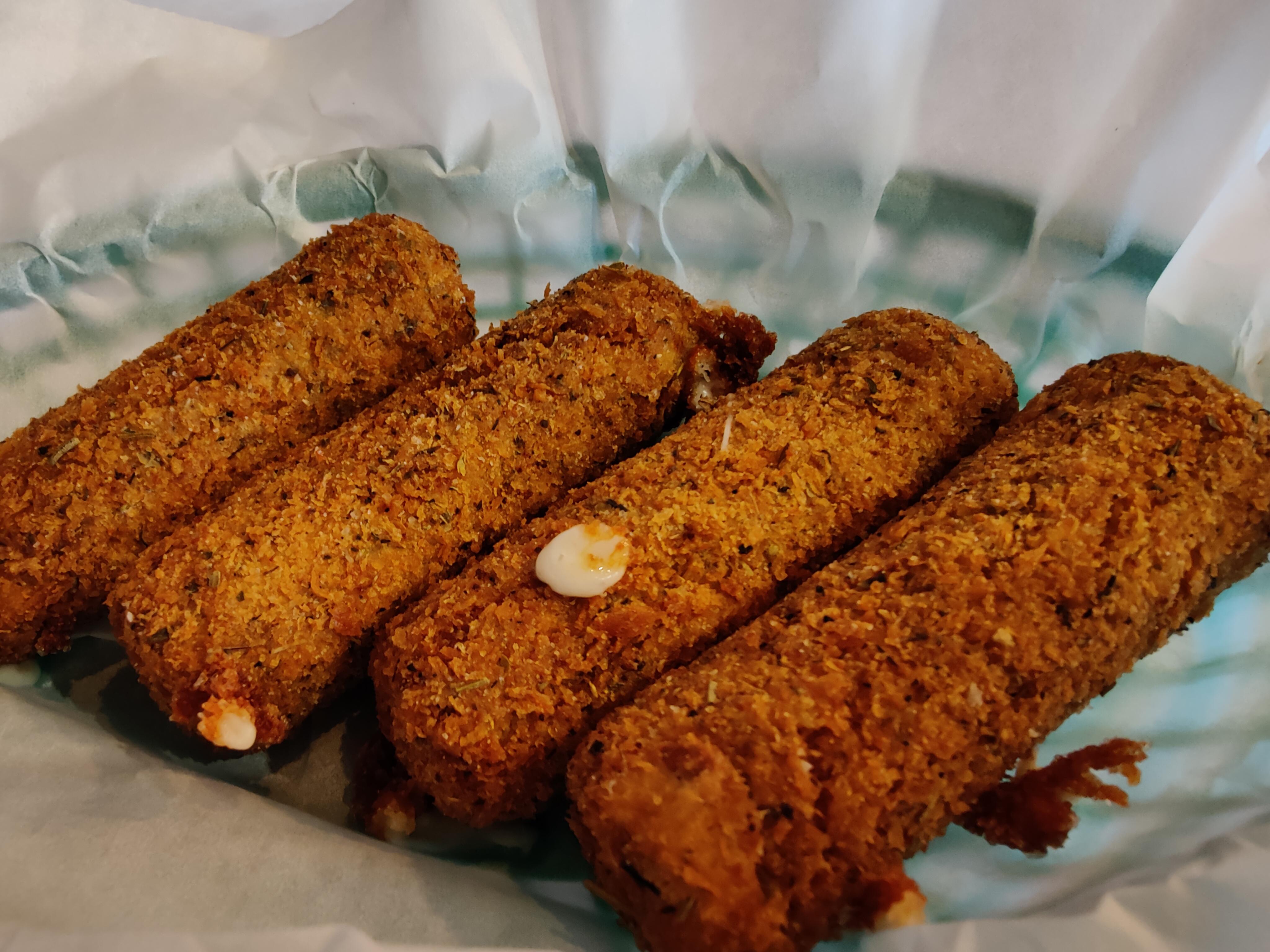 Crispy, cheesy Mozzarella sticks | Scrolller