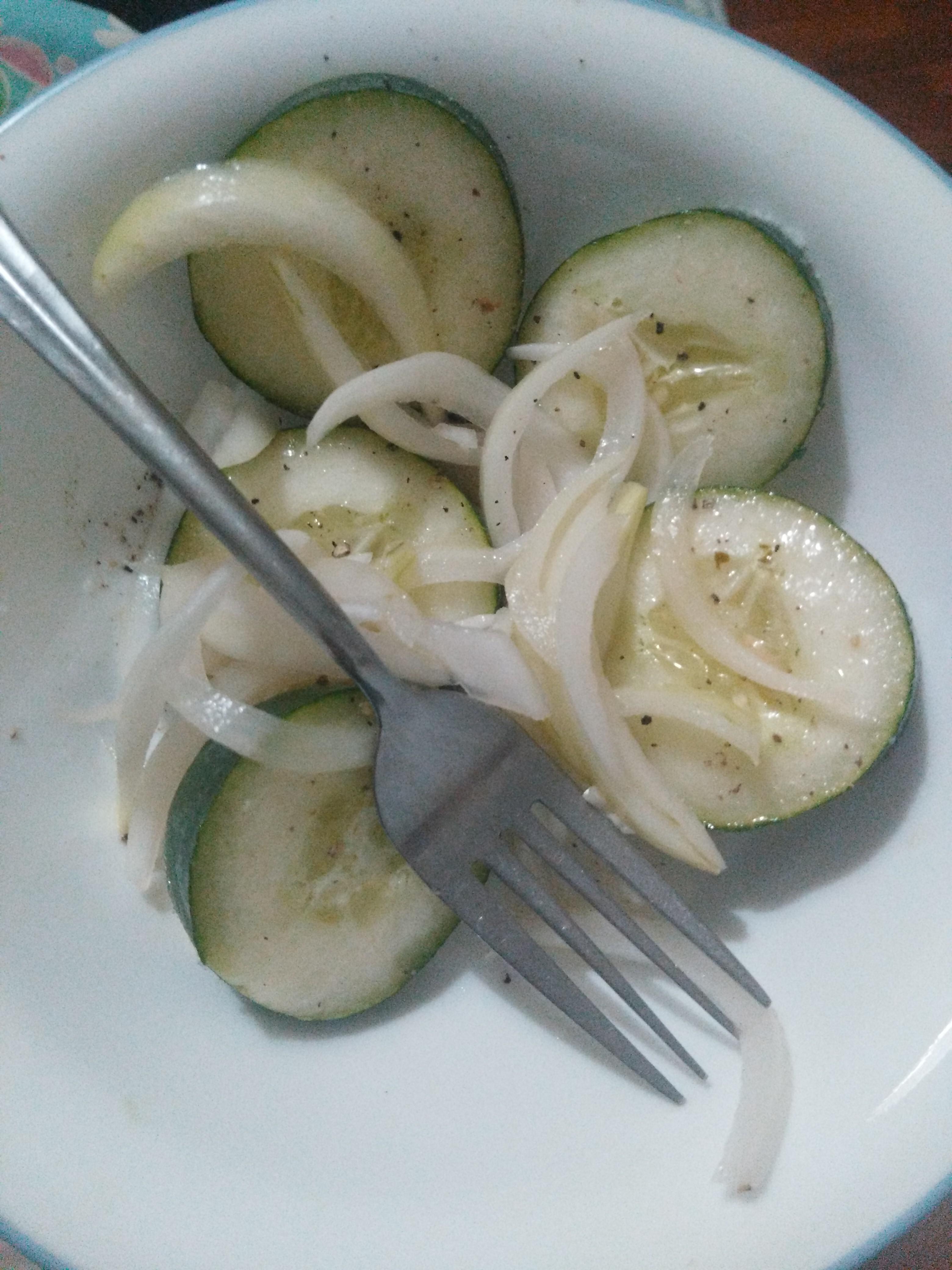 Cucumber and onion after dinner snack | Scrolller