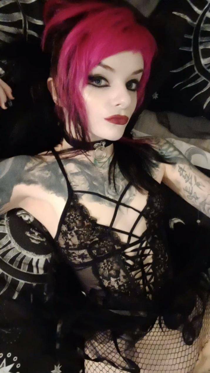 Cum join me in bed... | Scrolller