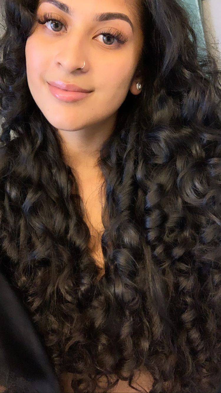 Curls look so good on her.. | Scrolller
