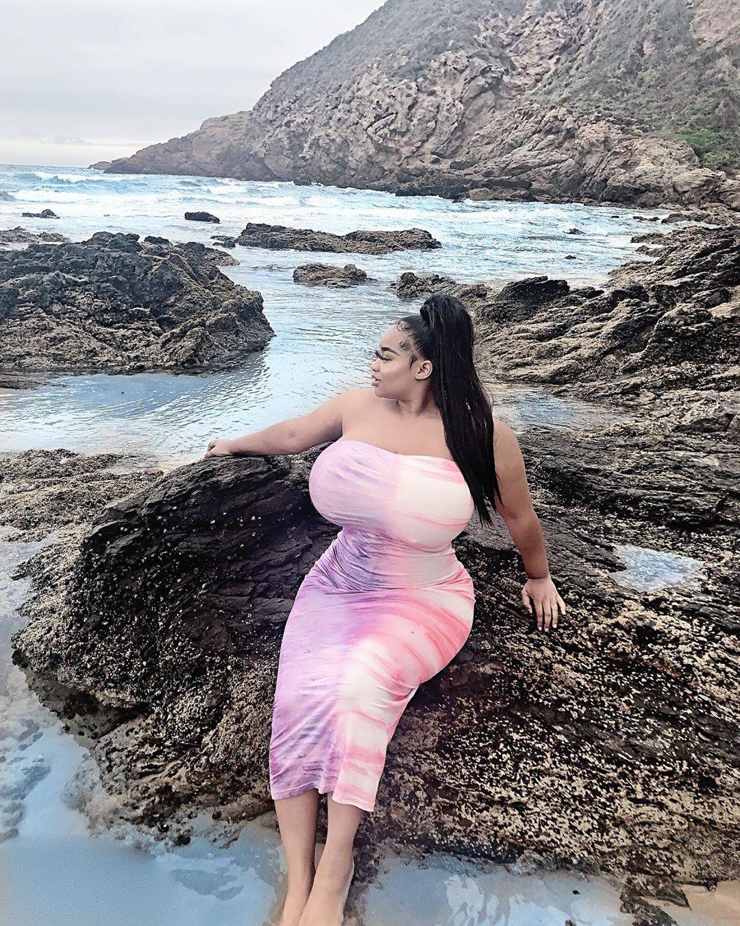 Curvaceous Waves | Scrolller