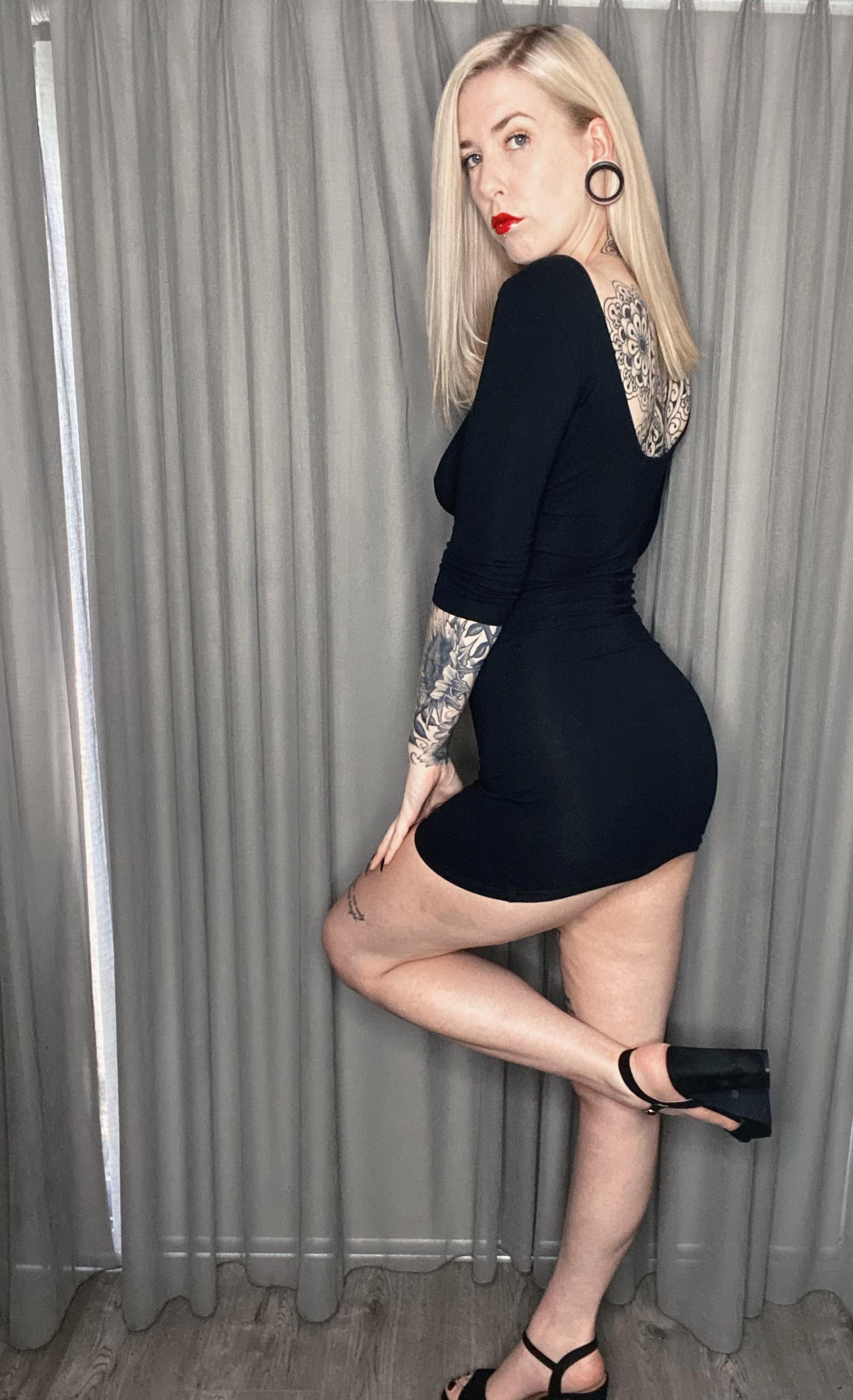 Curves and tight dresses | Scrolller