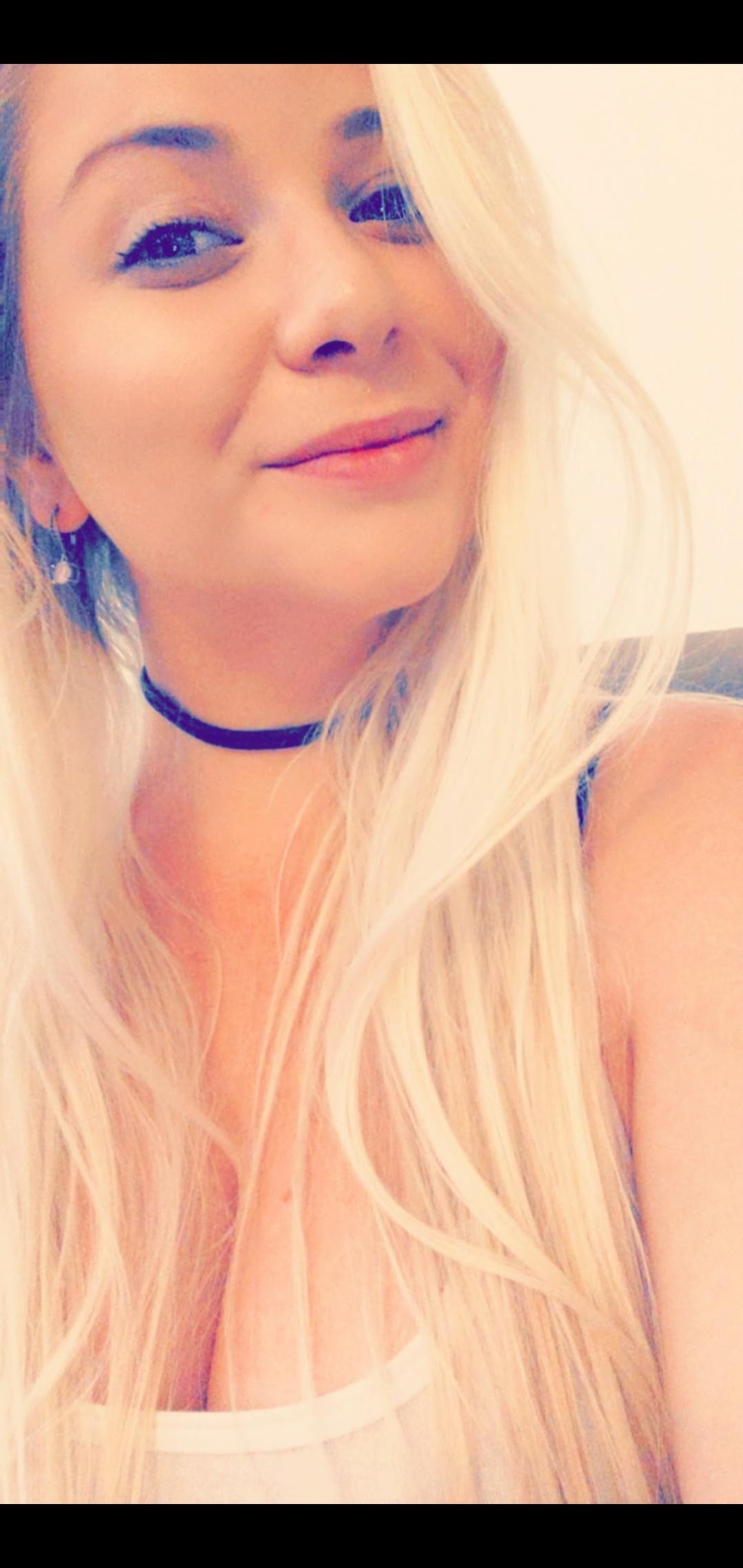 Cute blonde queen 😘 | Scrolller