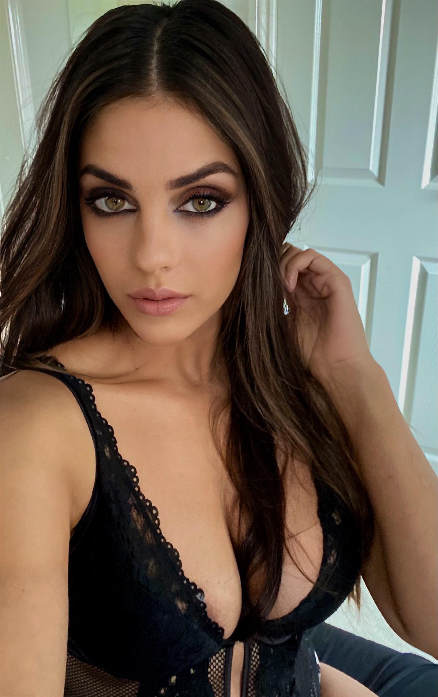 Cute British Punjabi Indian babe Amber Johal 🔥🔥🔥 | Scrolller