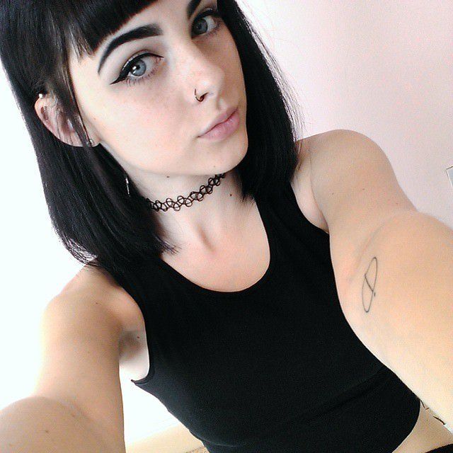 Cute choker girl | Scrolller