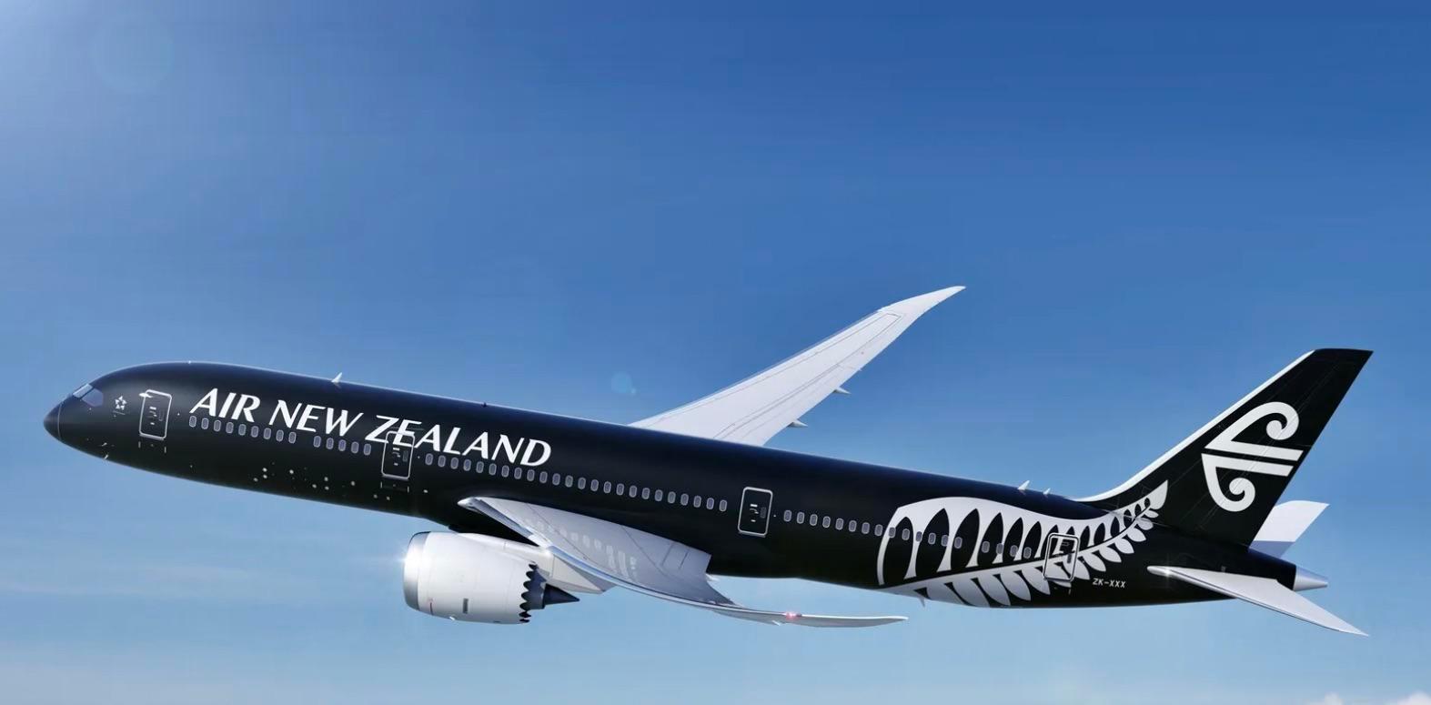 Cute ebony shows her big flexibie wings | Scrolller