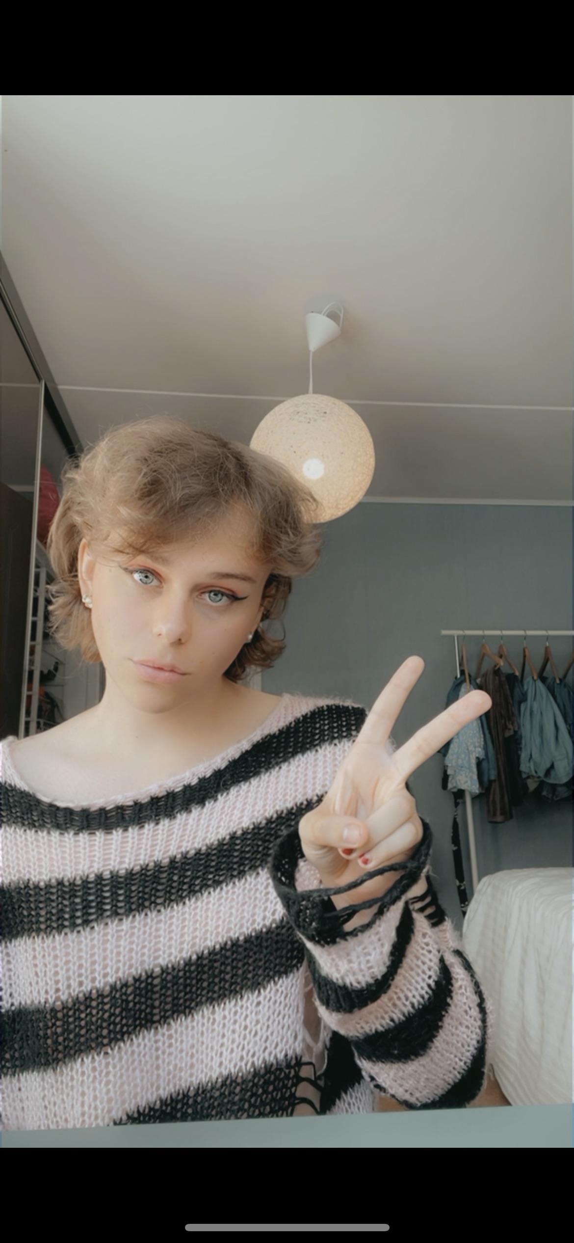 Cute enough to be your gf? 💕 | Scrolller