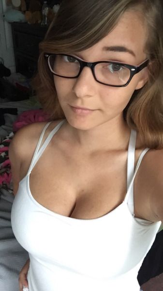 Cute girl with glasses | Scrolller