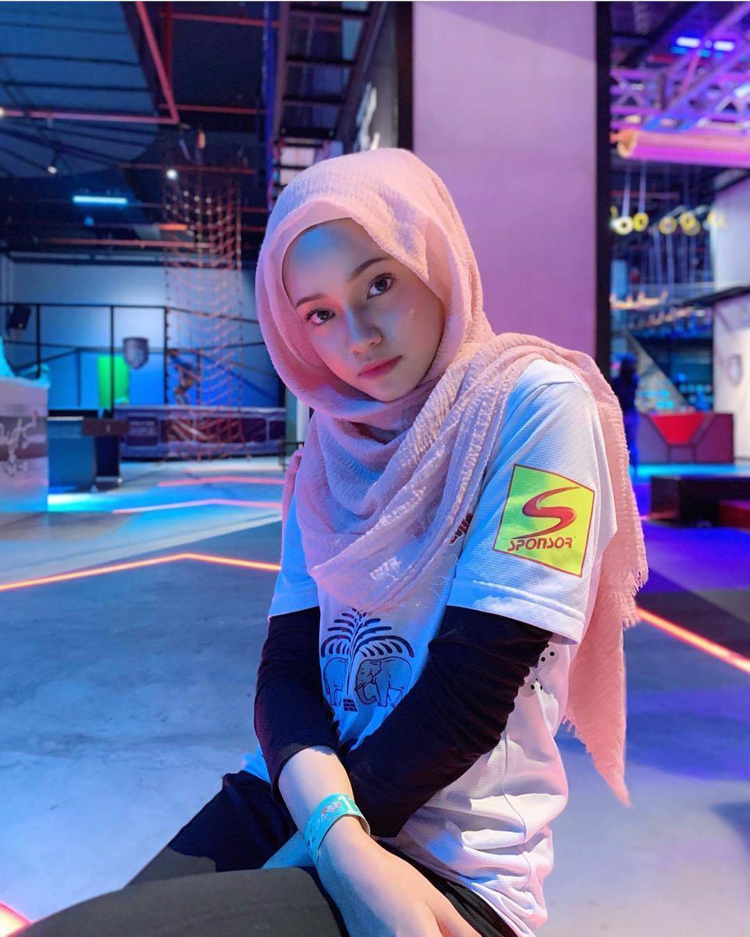 Cute hijabi staring into your soul~ | Scrolller