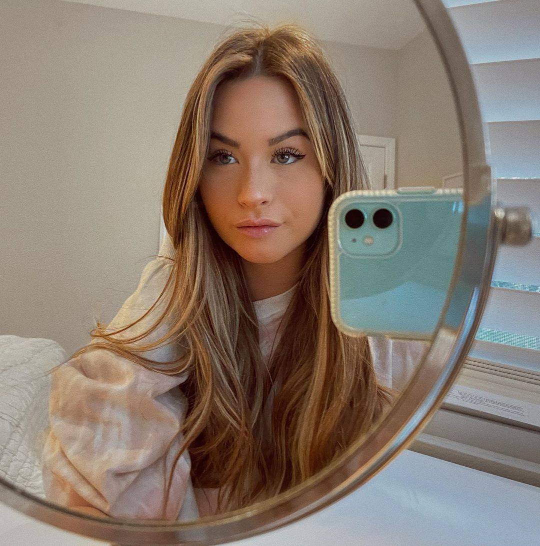 Cute Mirror Selfie📷💁 Scrolller