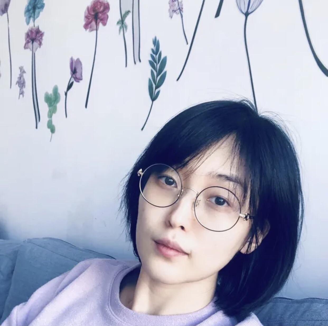 Cute nerdy Asian girl | Scrolller