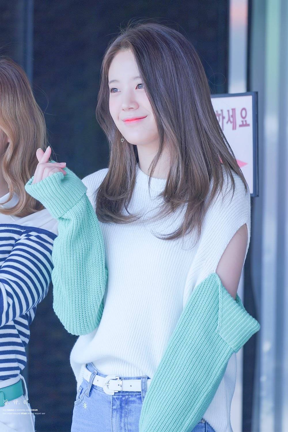 Cutie Gyuri sends a heart | Scrolller