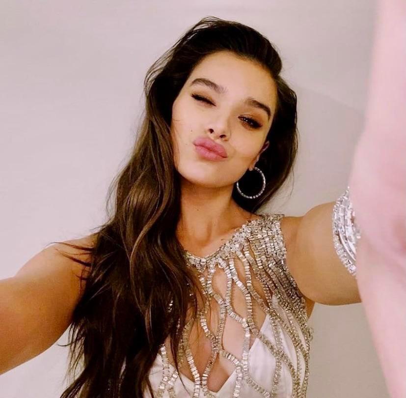 Daily reminder: Hailee loves us all!! | Scrolller
