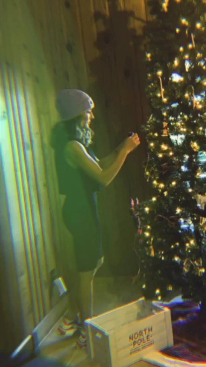 A nice side profile while decorating a tree | Scrolller