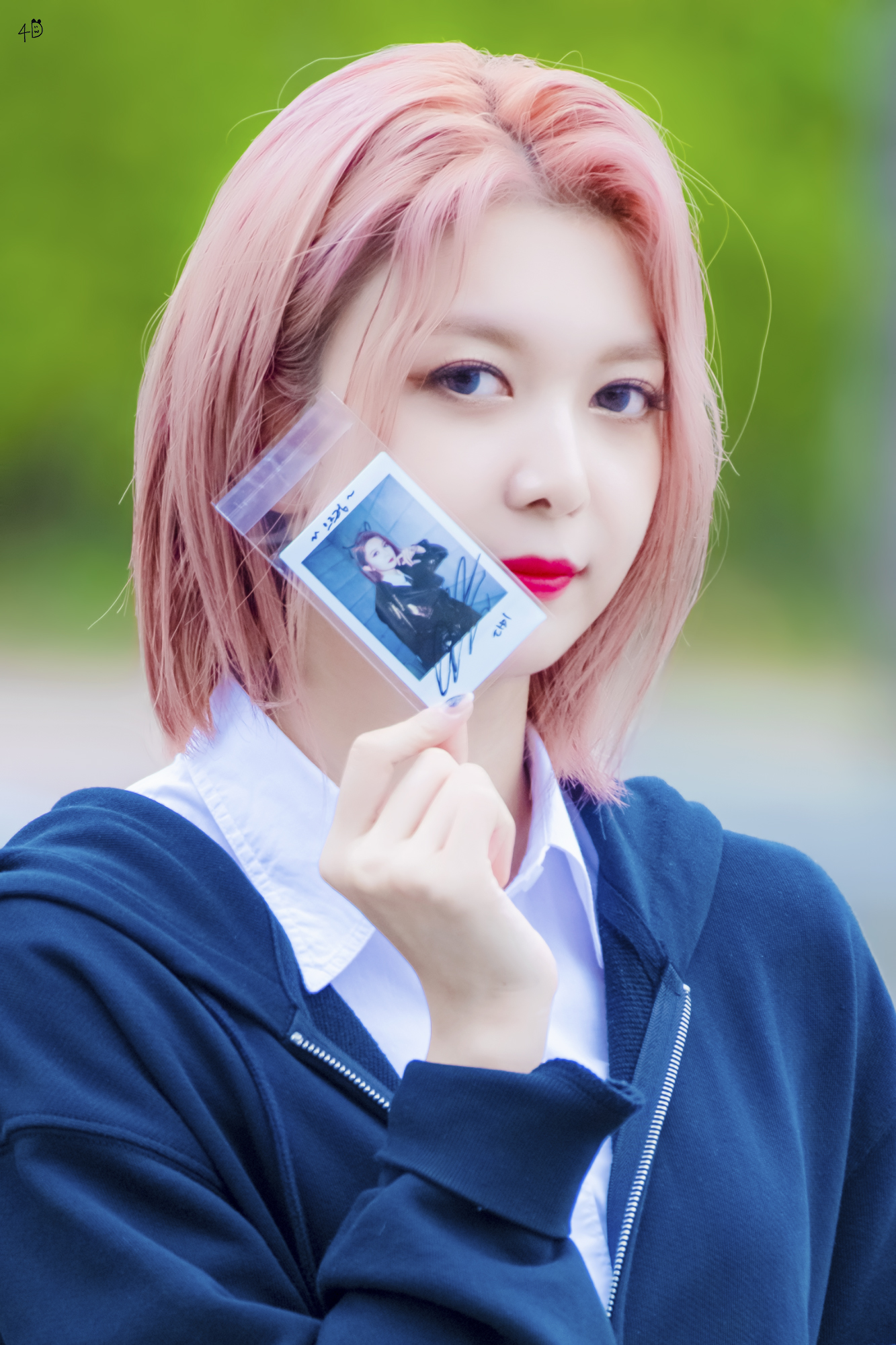 Dami with her bias | Scrolller