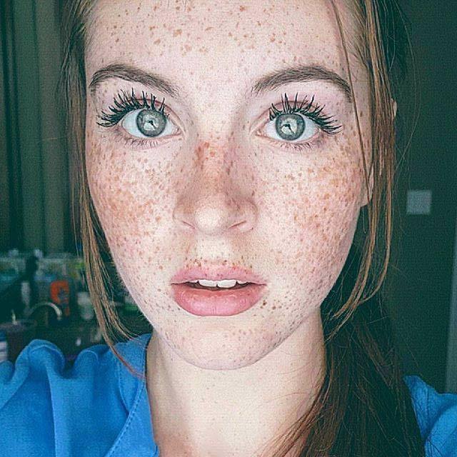 Danielle looks confused | Scrolller