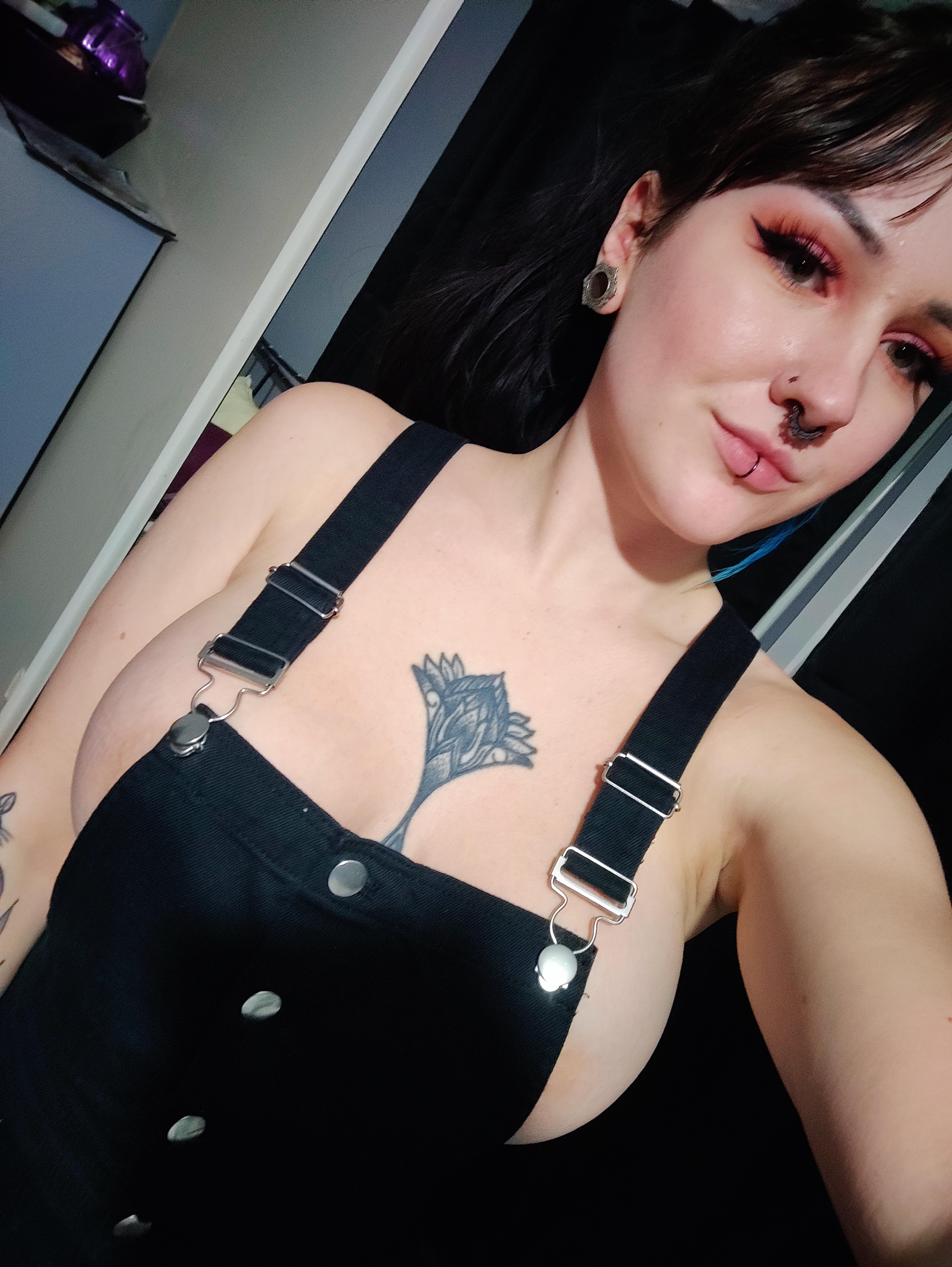 Hey 🖤 | Scrolller