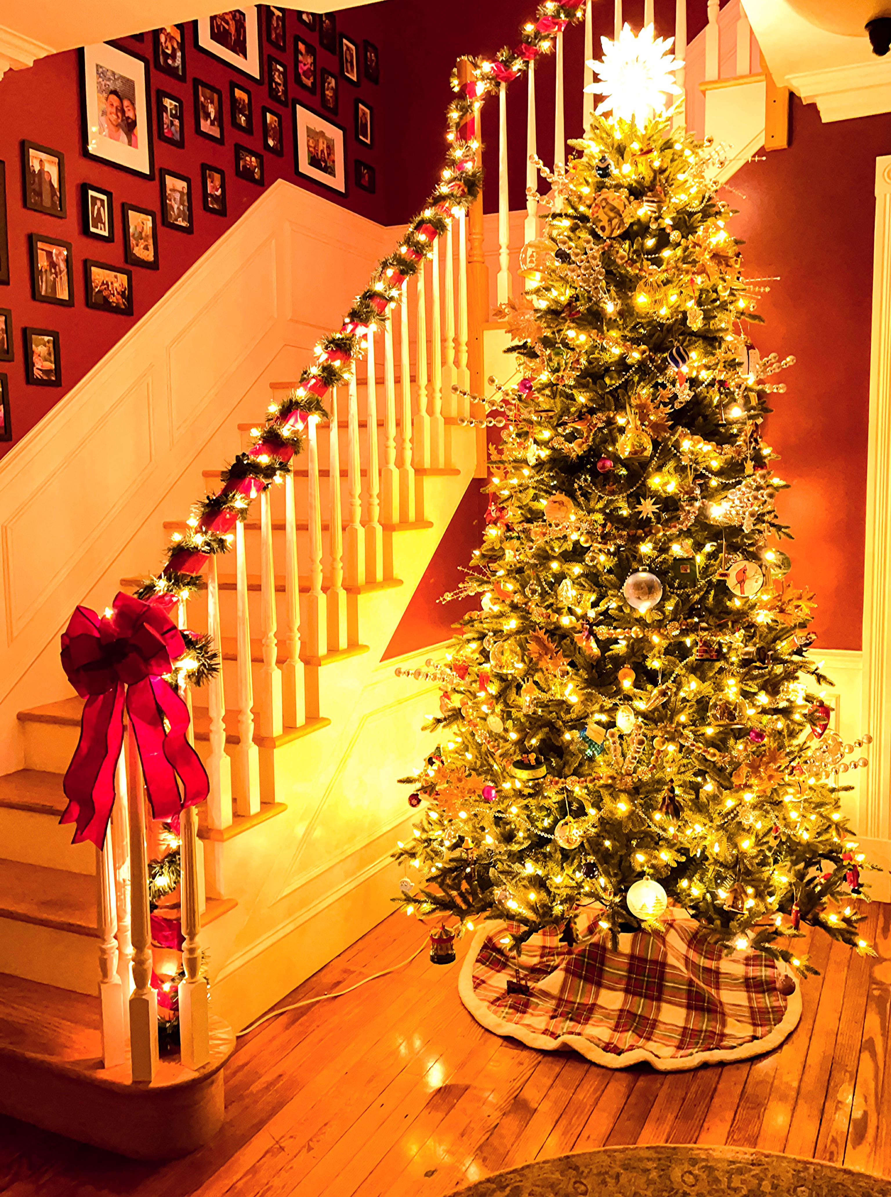 Deck the halls....well foyer. | Scrolller