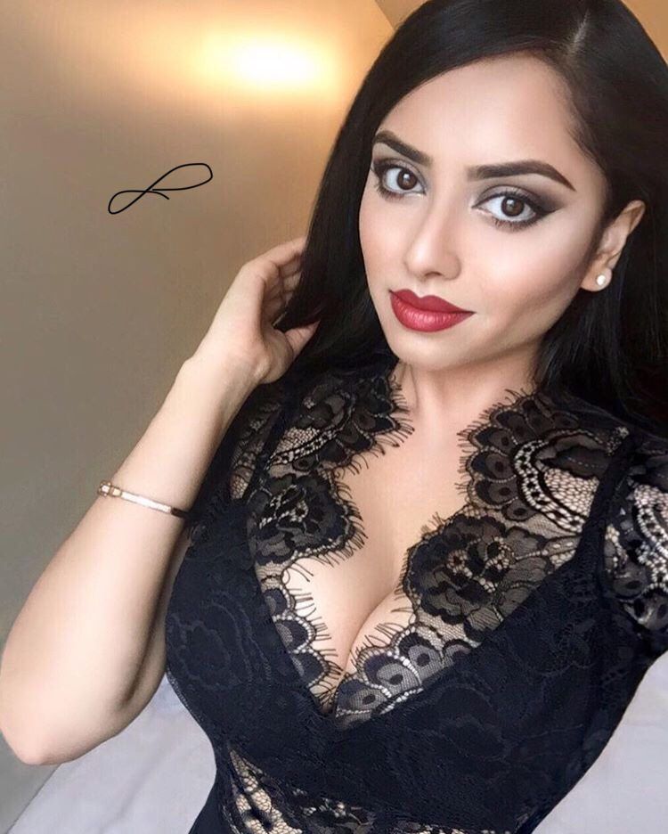 Deep cleavage | Scrolller